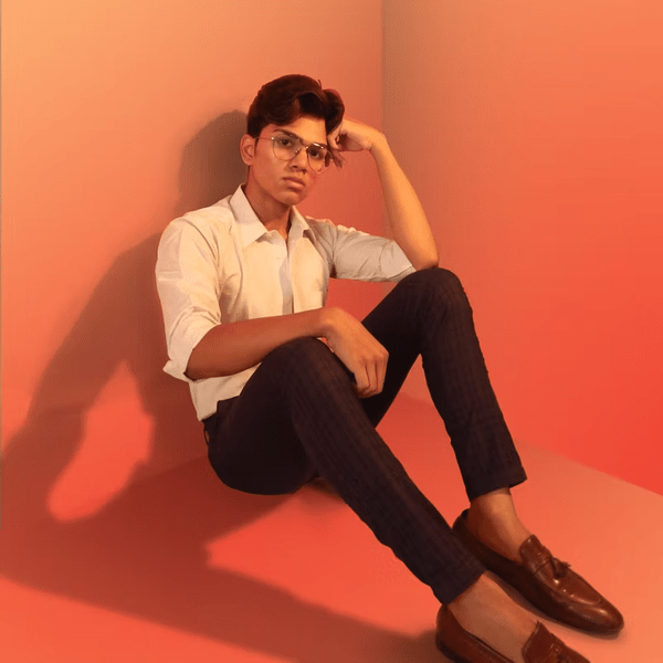 Oltre 20 migliori pose e idee per modelli maschili alla moda per il 2024